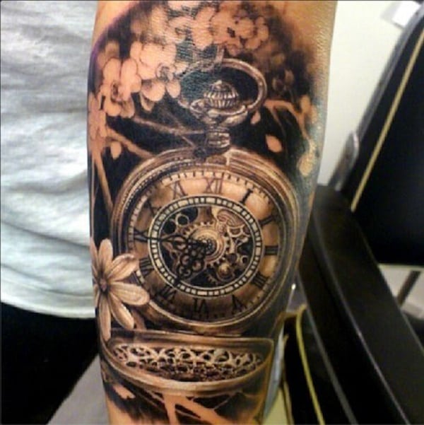 135 de tatuaje cu un ceas de buzunar