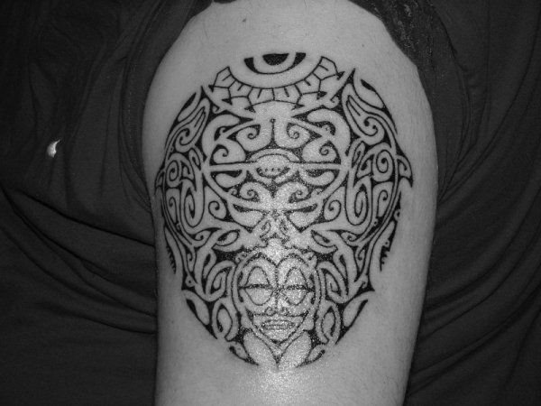 Tatuaggio maori: Disegni polinesiani su tutto il corpo