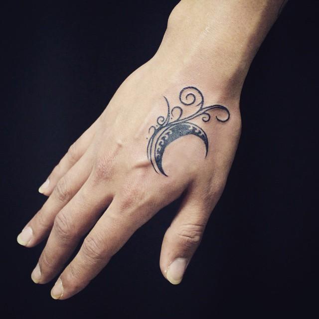 Tatuaggi sulla mano: 80 Disegni