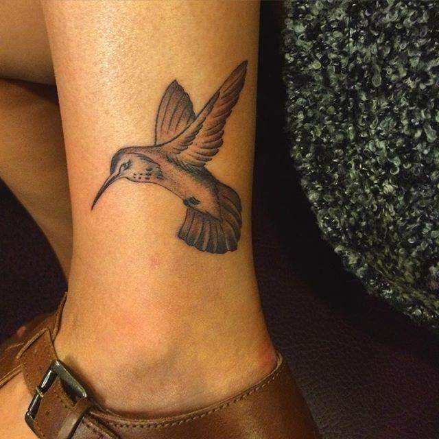 Tatuaggi con il colibrì: Scopri il loro significato con 120 disegni moderni