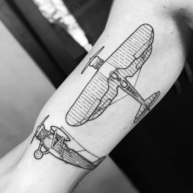 Tatuaggi con gli aerei: 35 disegni moderni