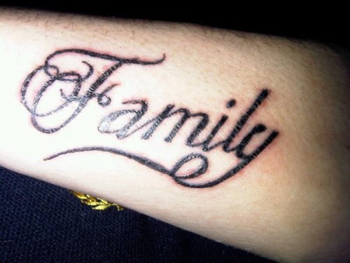 94 Tattoos mit Sprüchen, Schrift und Schriftarten