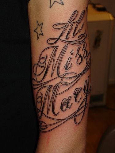 94 Tattoos mit Sprüchen, Schrift und Schriftarten