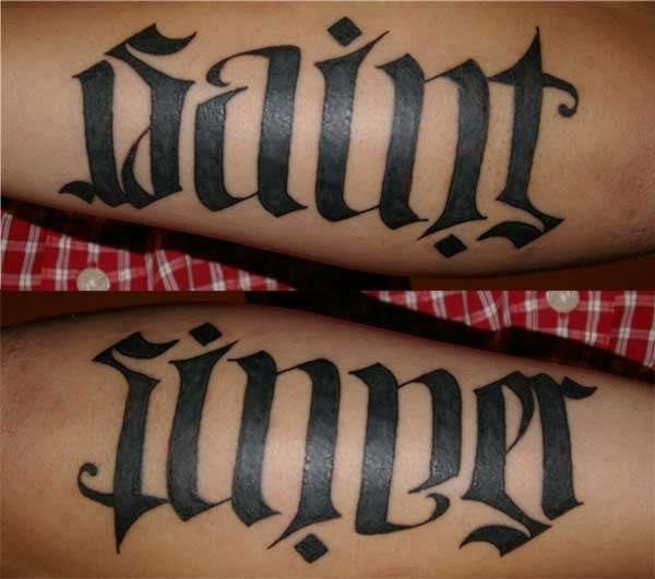 94 Tattoos mit Sprüchen, Schrift und Schriftarten